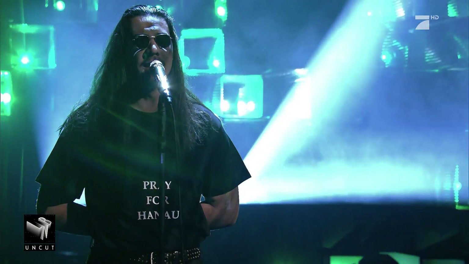 Apache 207 nutzt seine Fernsehpremiere für emotionale Message ...